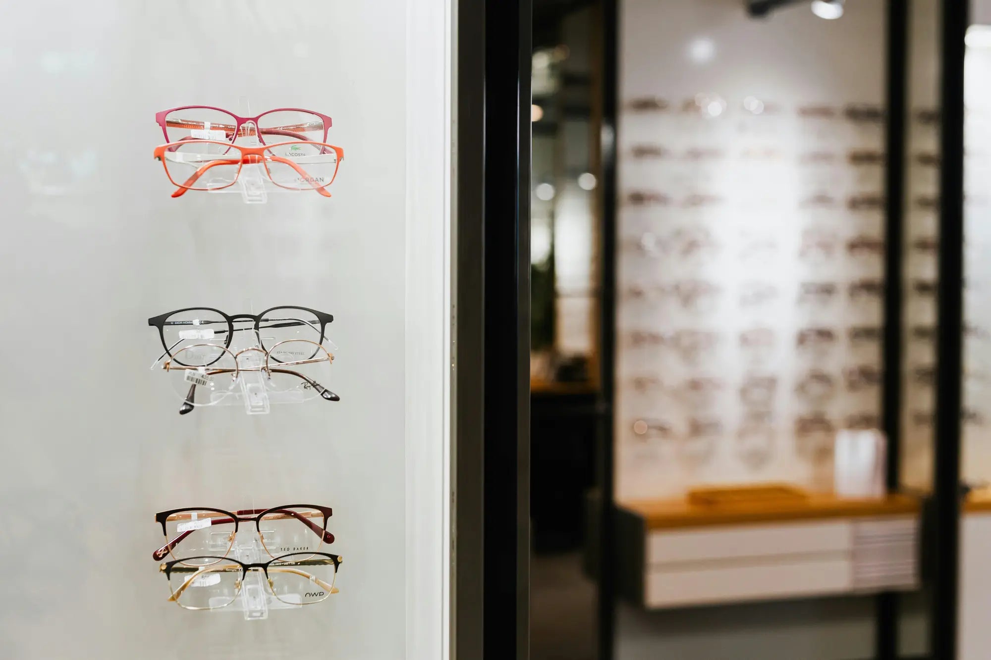 Choosing Optical Display Cases That Enhance Eyewear Presentation